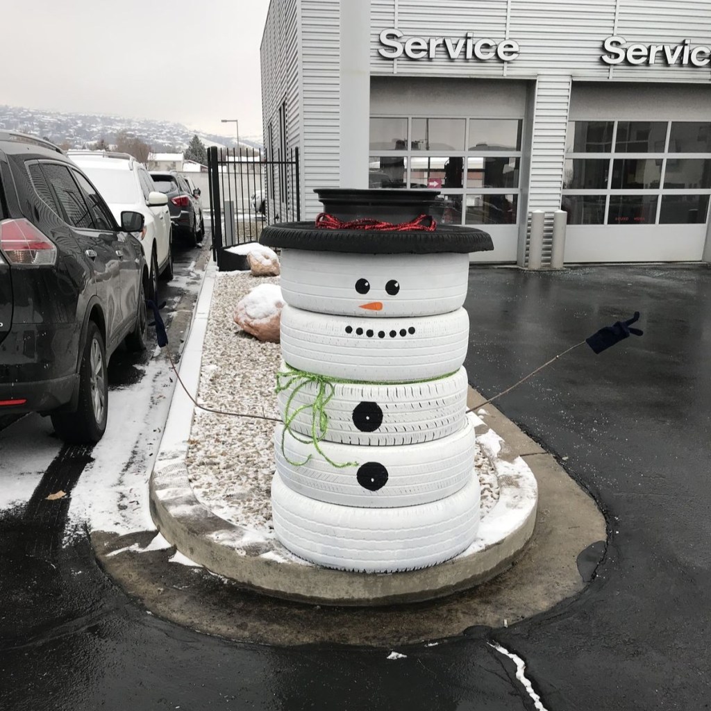AUTO-ART: Recycled Snowman – DEMARAS RACING
